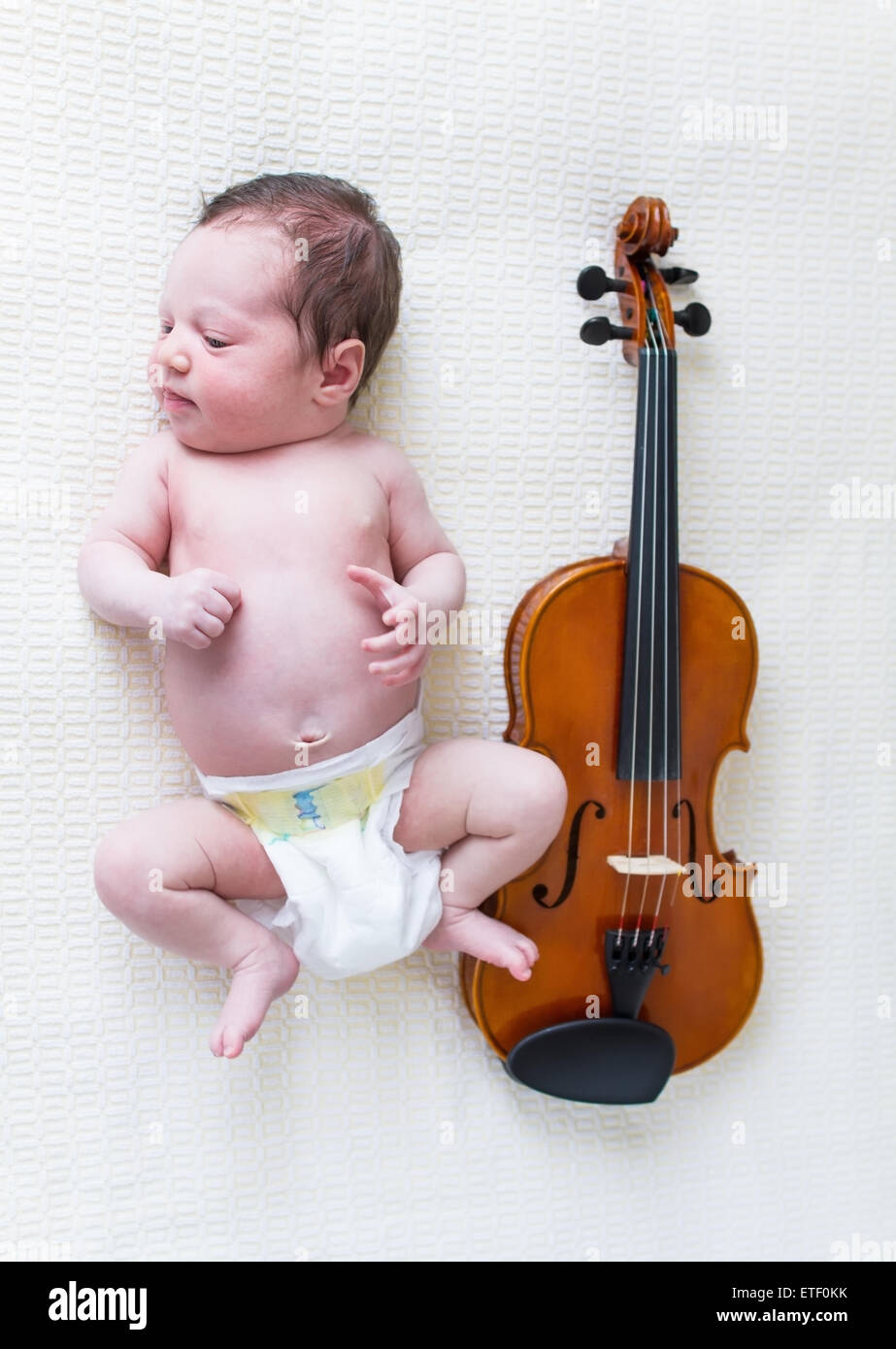Child violin family hi-res stock photography and images - Alamy
