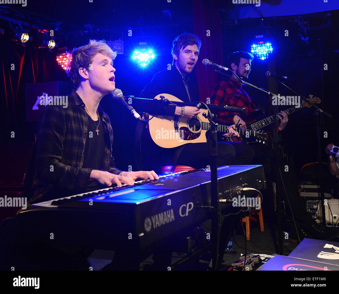 Kodaline performs an exclusive acoustic gig at HMV for 400 fans who ...