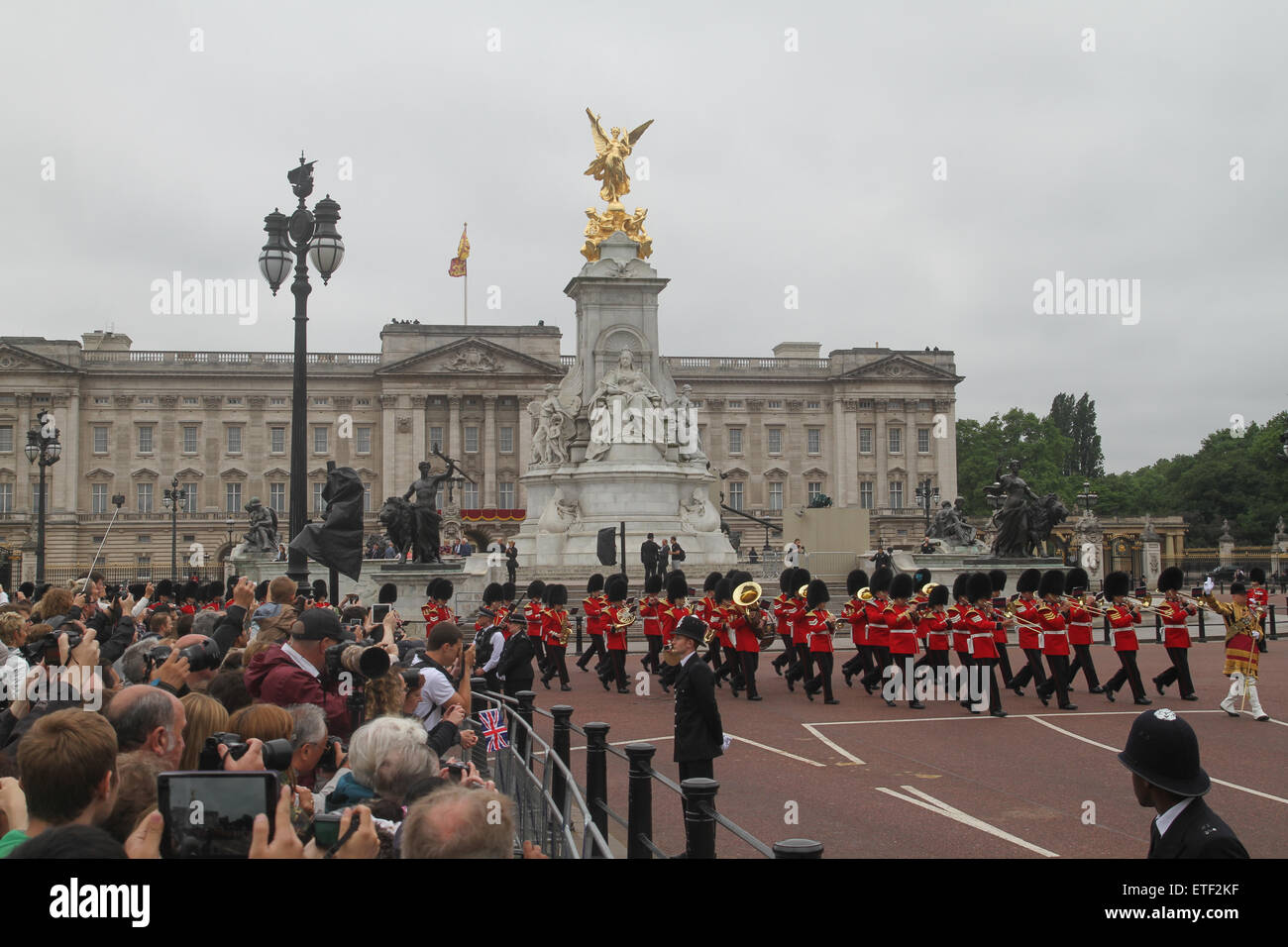 Queen riding side saddle hi-res stock photography and images - Alamy