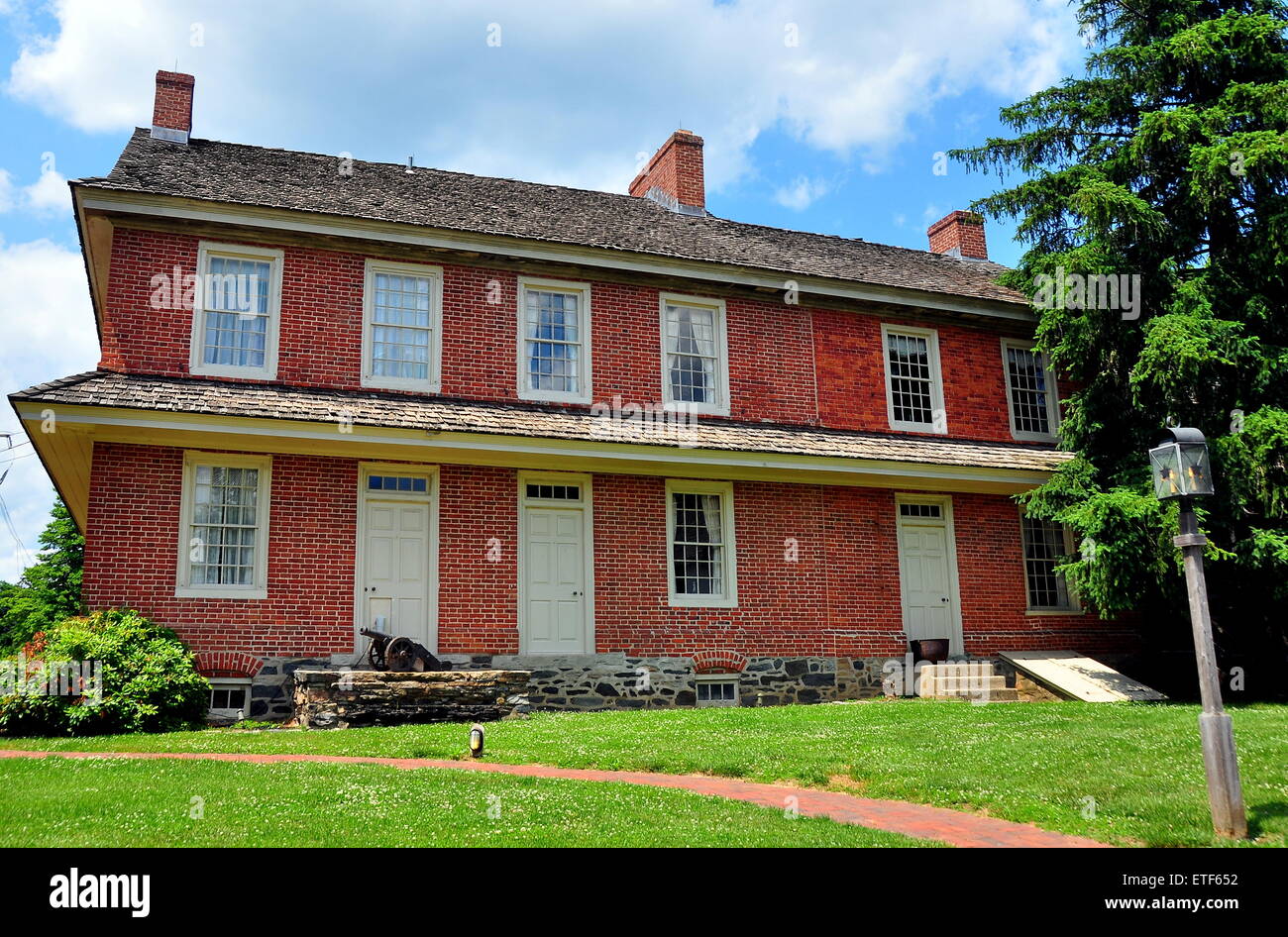 Brick colonial hi-res stock photography and images - Alamy