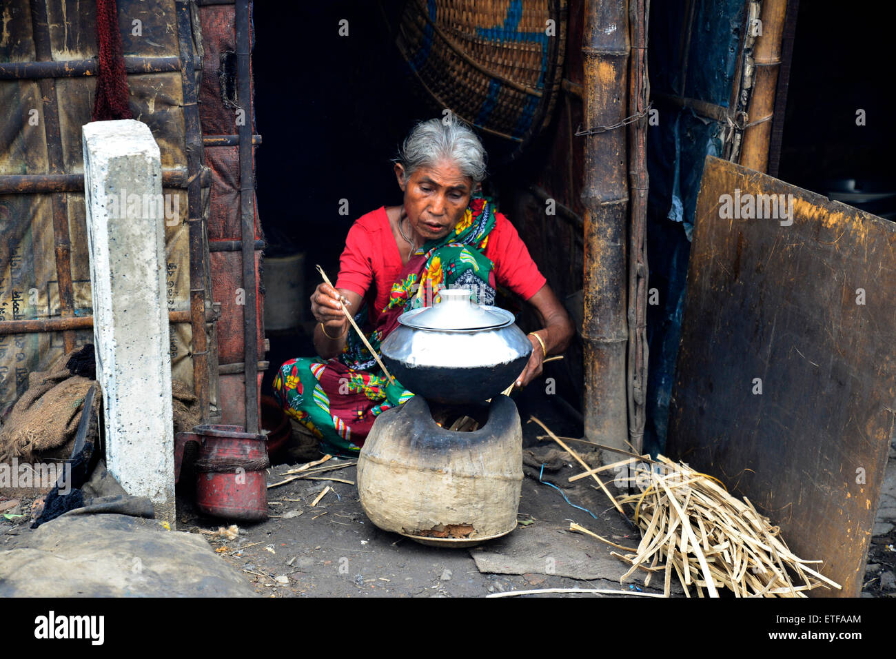 Woman cooking in bangladesh hi-res stock photography and images - Alamy