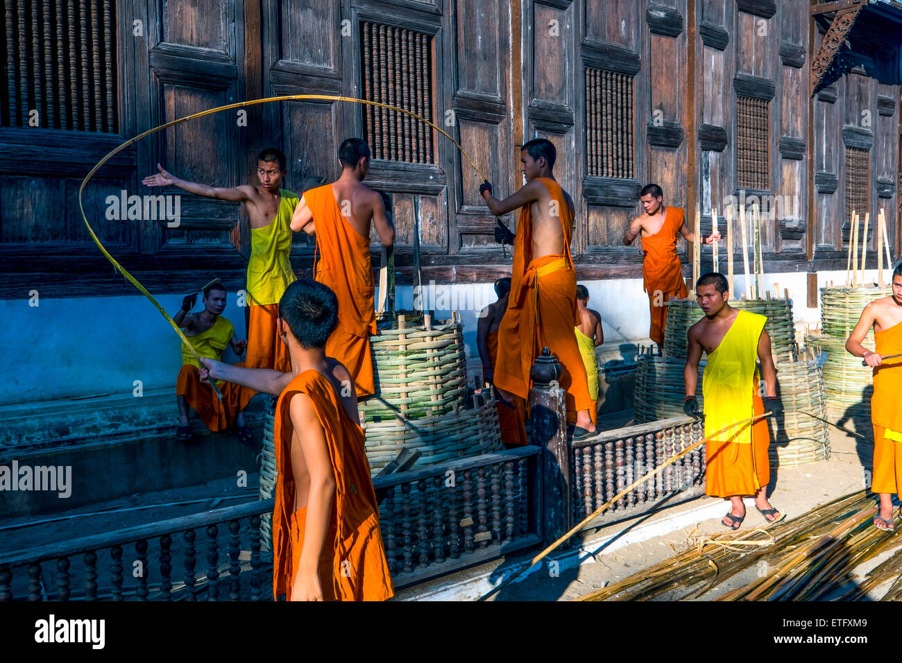 Novice monks working hi-res stock photography and images - Alamy