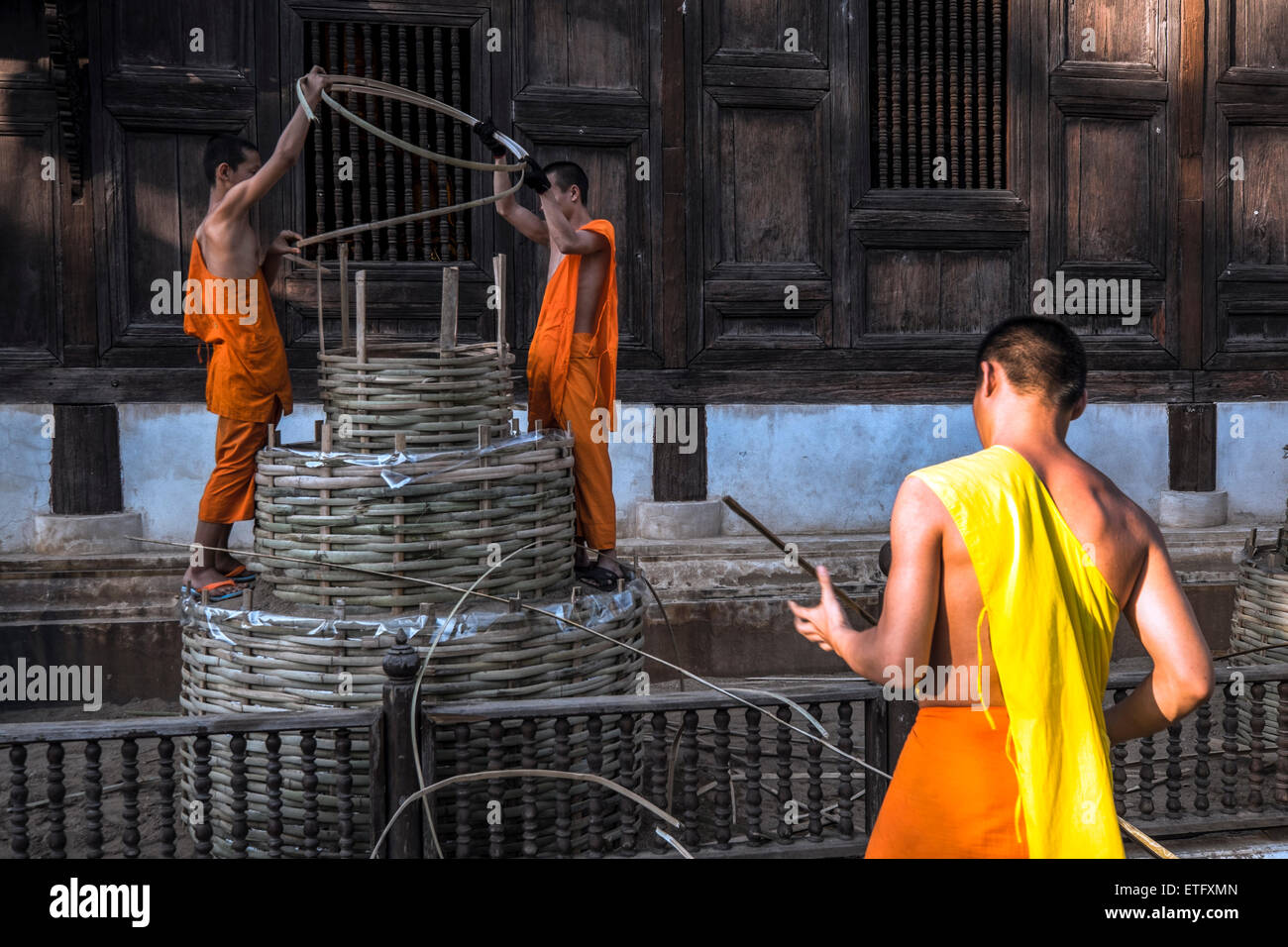 Novice monks working hi-res stock photography and images - Alamy