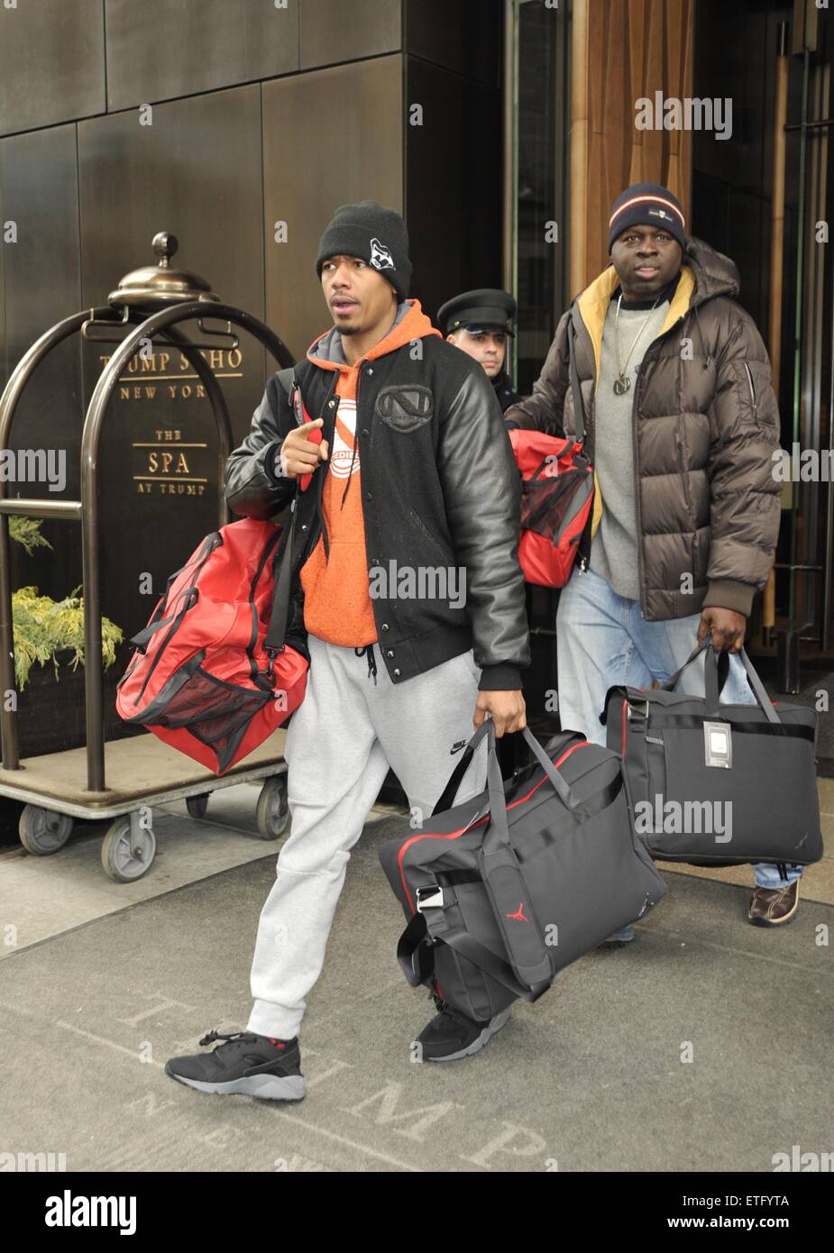Nick Cannon leaving his hotel in Manhattan carrying luggage Featuring ...