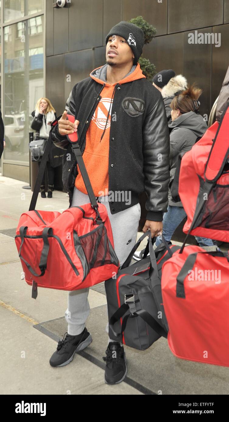 Nick Cannon leaving his hotel in Manhattan carrying luggage Featuring ...