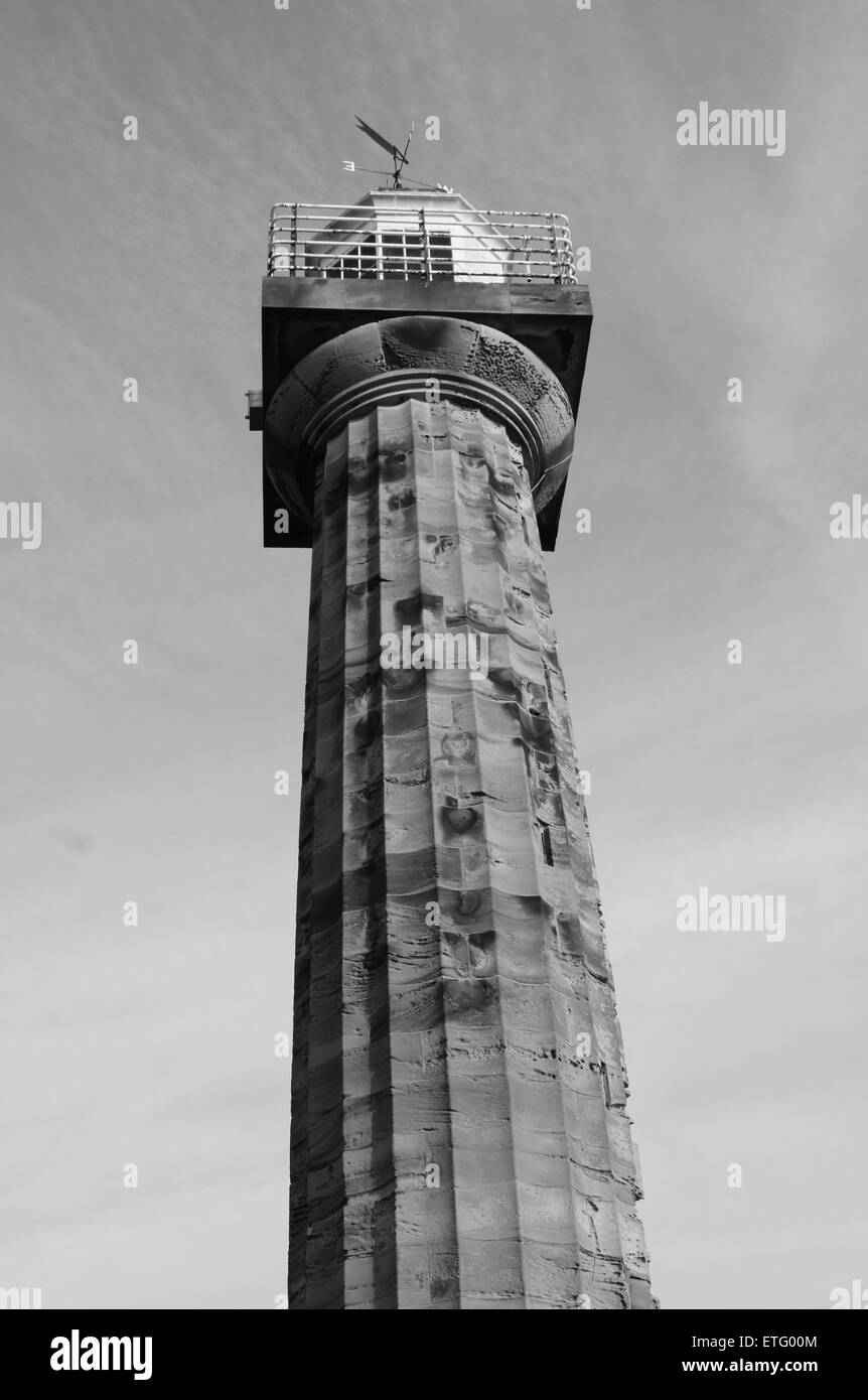 Whitby Pier Lighthouse Stock Photo - Alamy