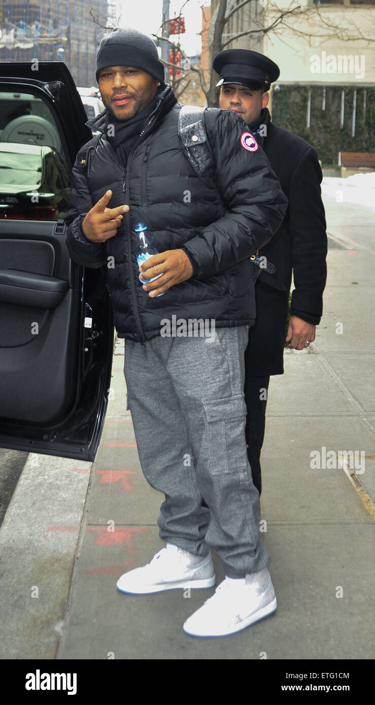 Anthony Edwards give photographers the peace sign outside of his hotel ...