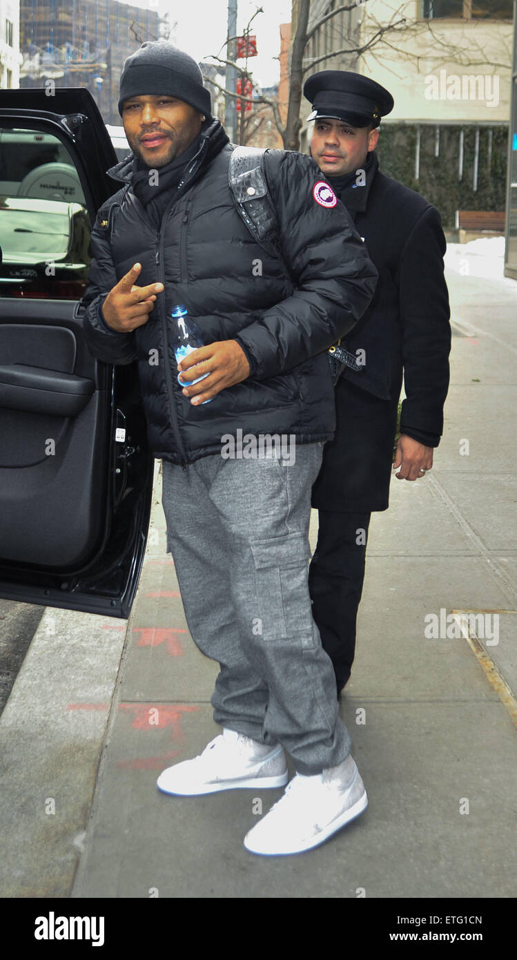 Anthony Edwards give photographers the peace sign outside of his hotel ...