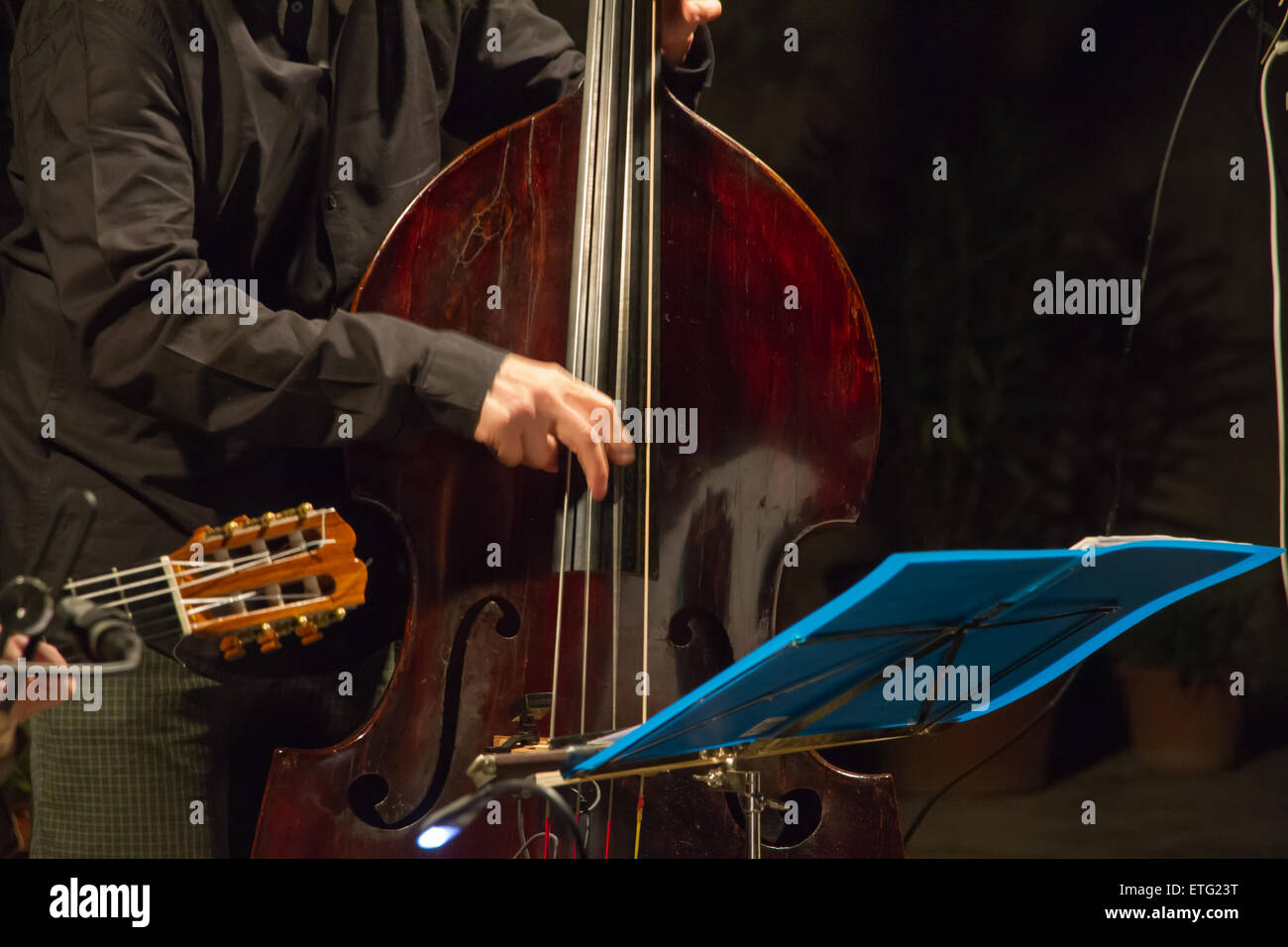 Cellist hi-res stock photography and images - Alamy