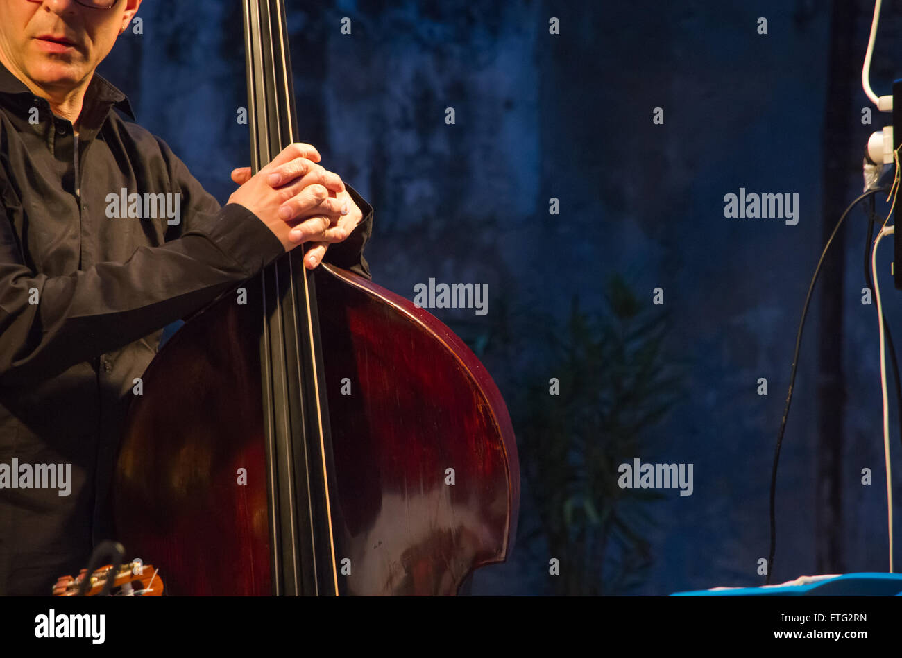 Cellist hi-res stock photography and images - Alamy