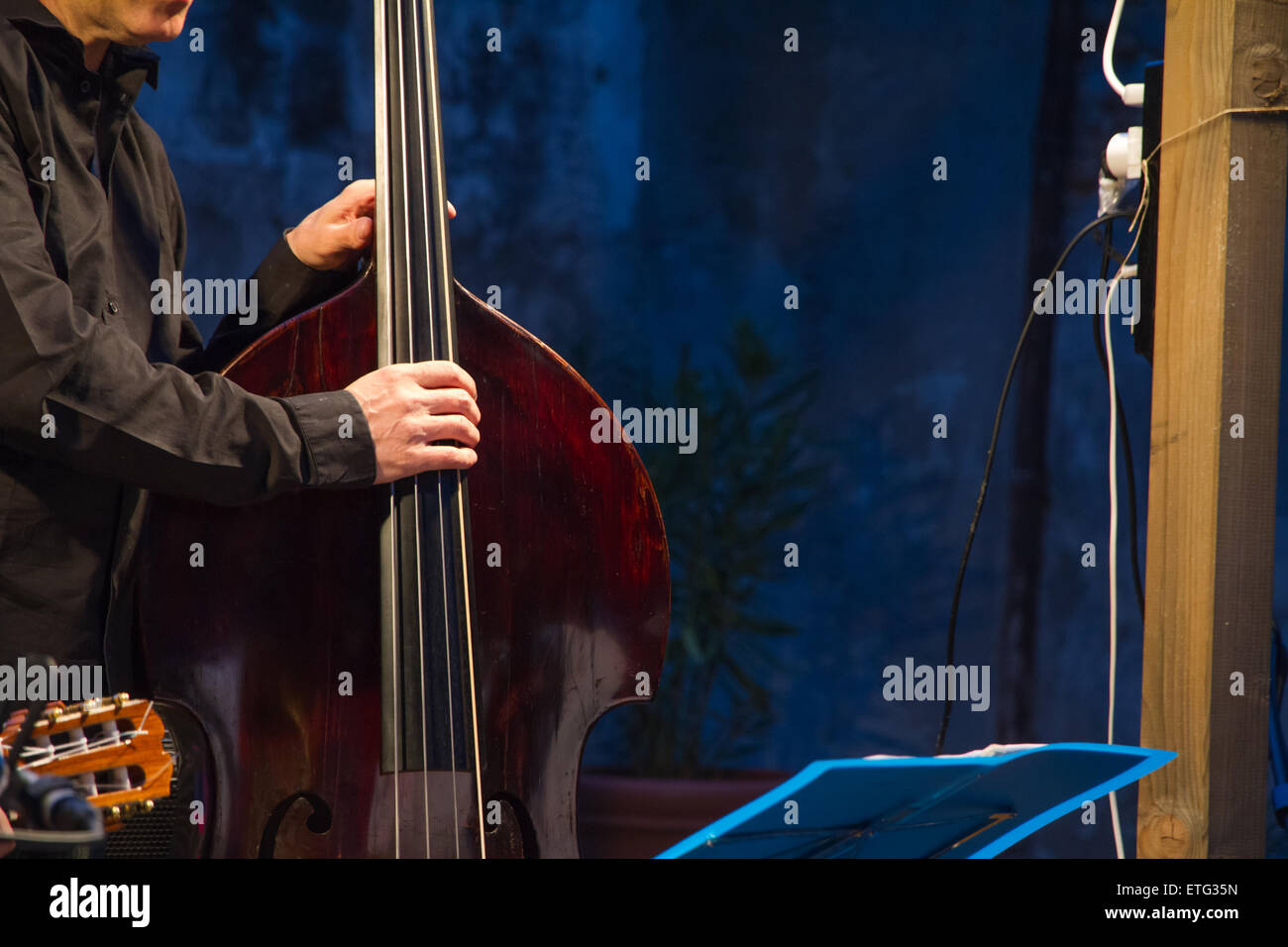 Cellist hi-res stock photography and images - Alamy
