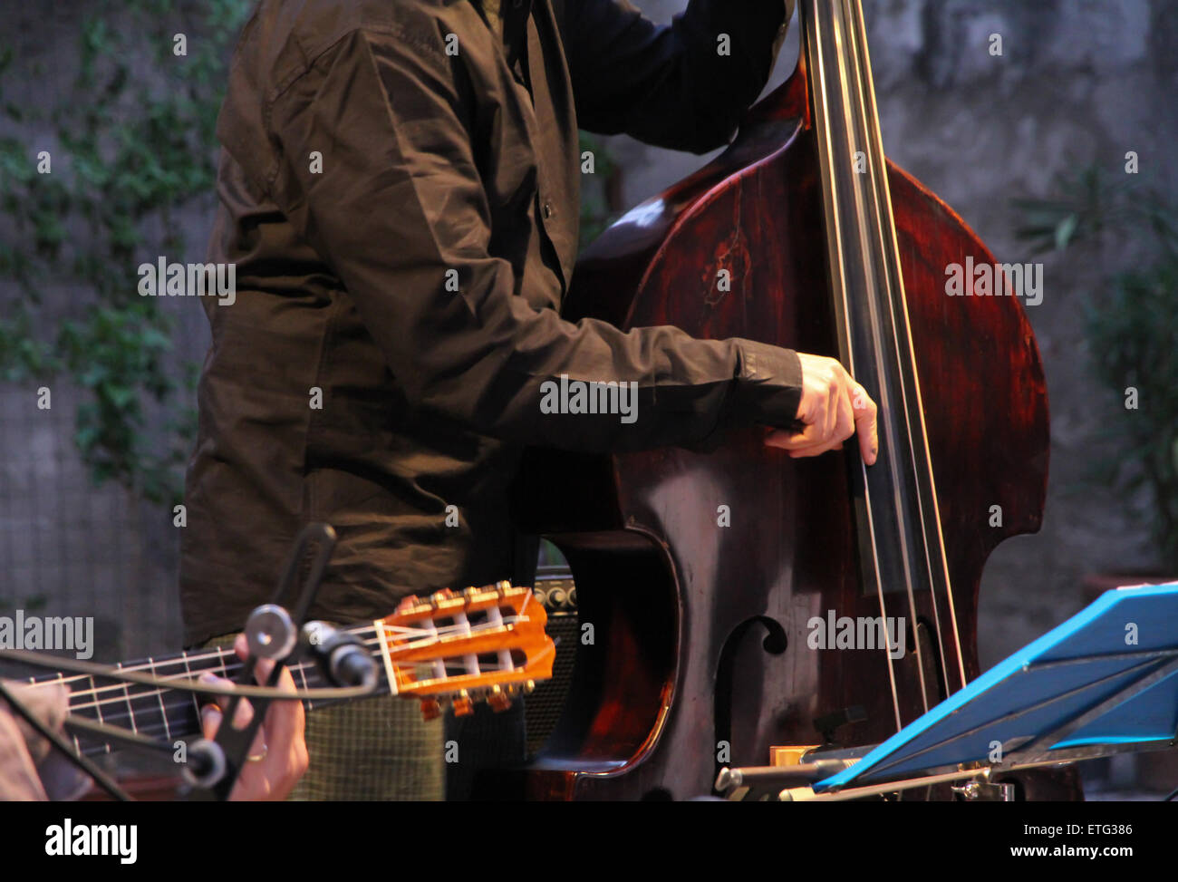 Cellist hi-res stock photography and images - Alamy