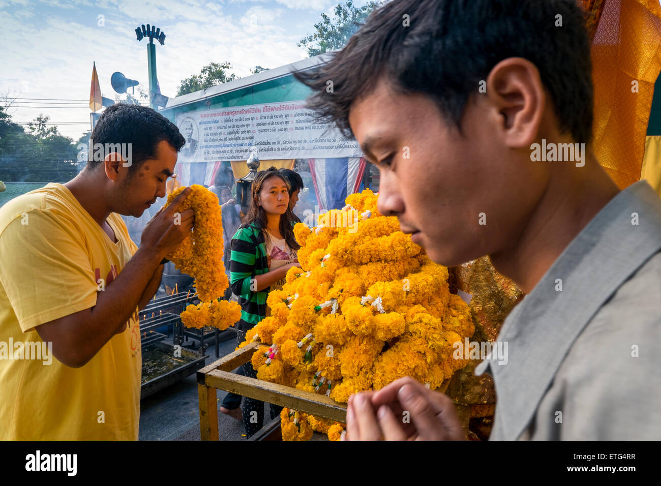 Asia thai people praying hi-res stock photography and images - Alamy