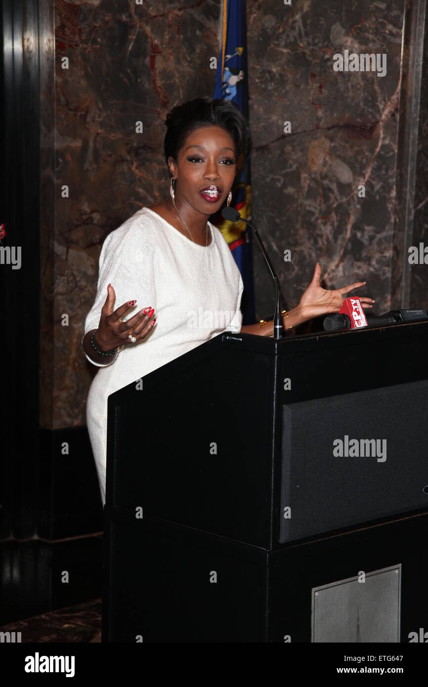 British singer-songwriter Estelle illuminates the Empire State Building ...