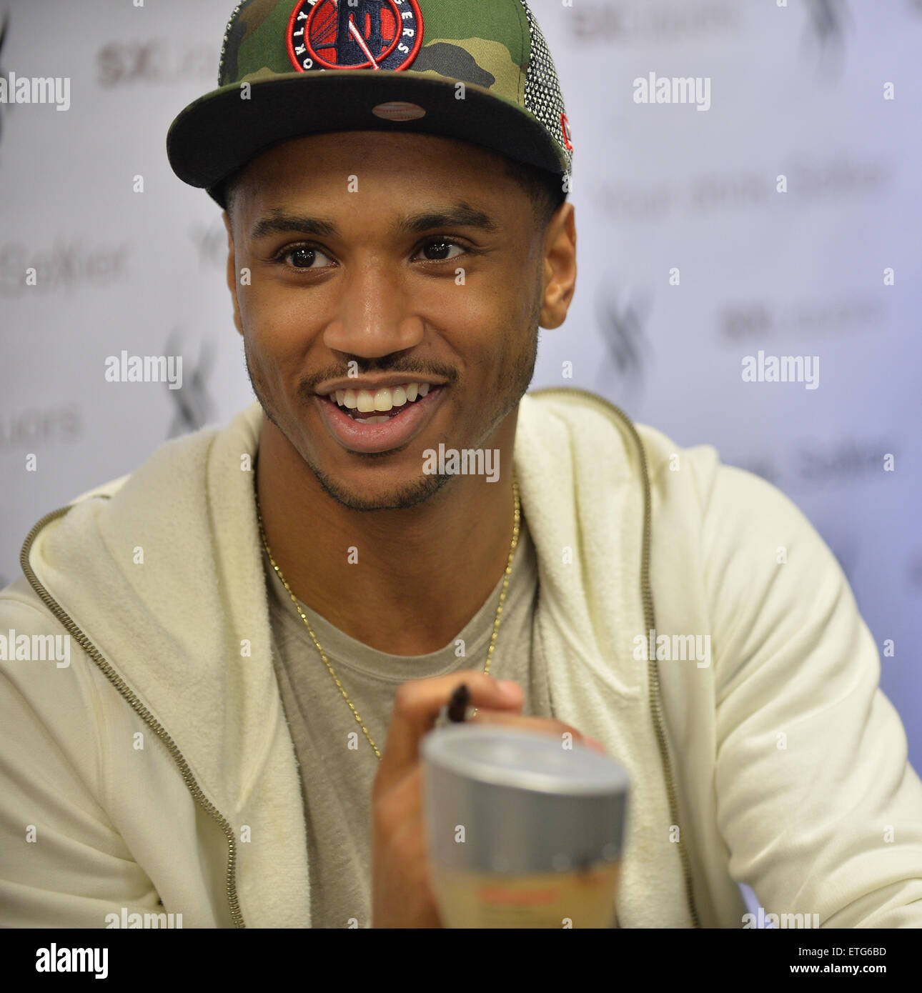 Trey Songz signs bottles of SX Liquors at Perfect Liquor and Wine in ...