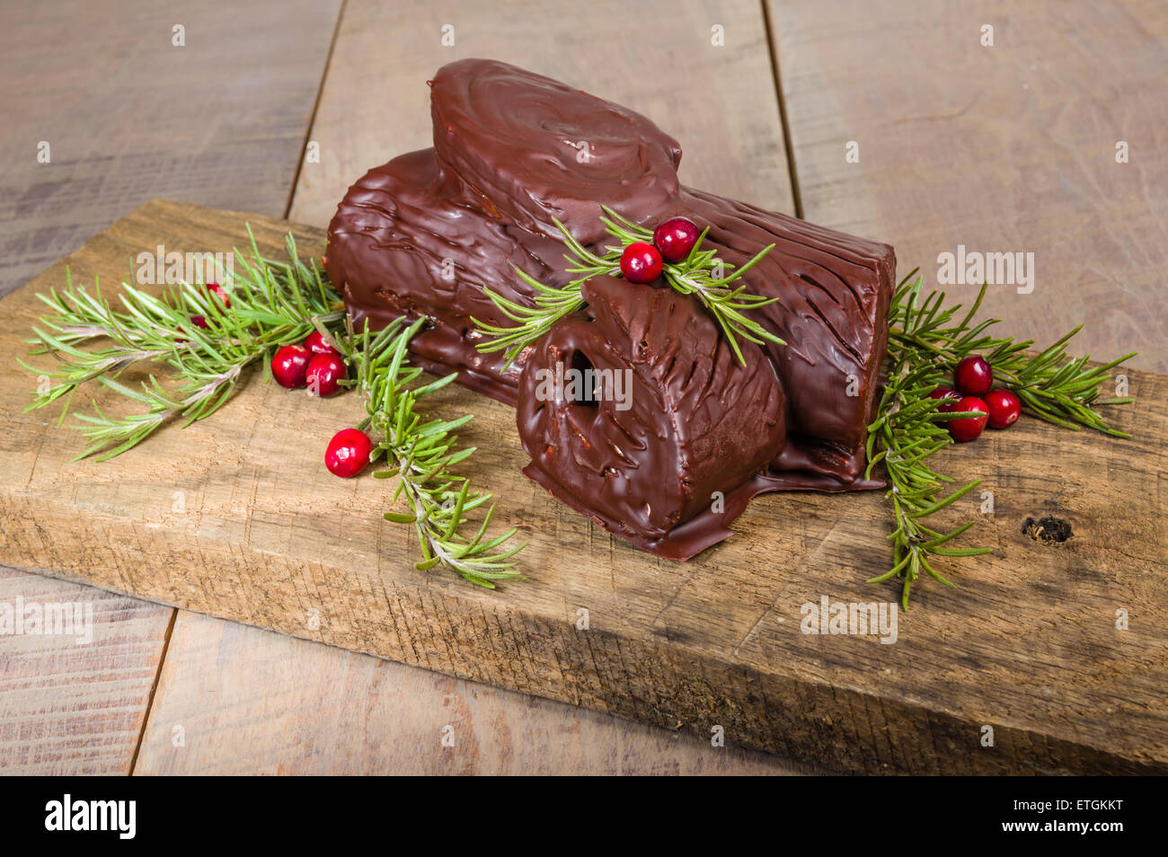 Yule log cake hi-res stock photography and images - Alamy
