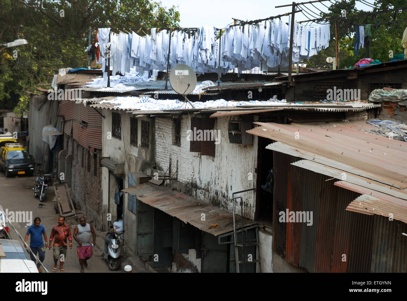 Laundry drying on rooftop clothes line hi-res stock photography and ...
