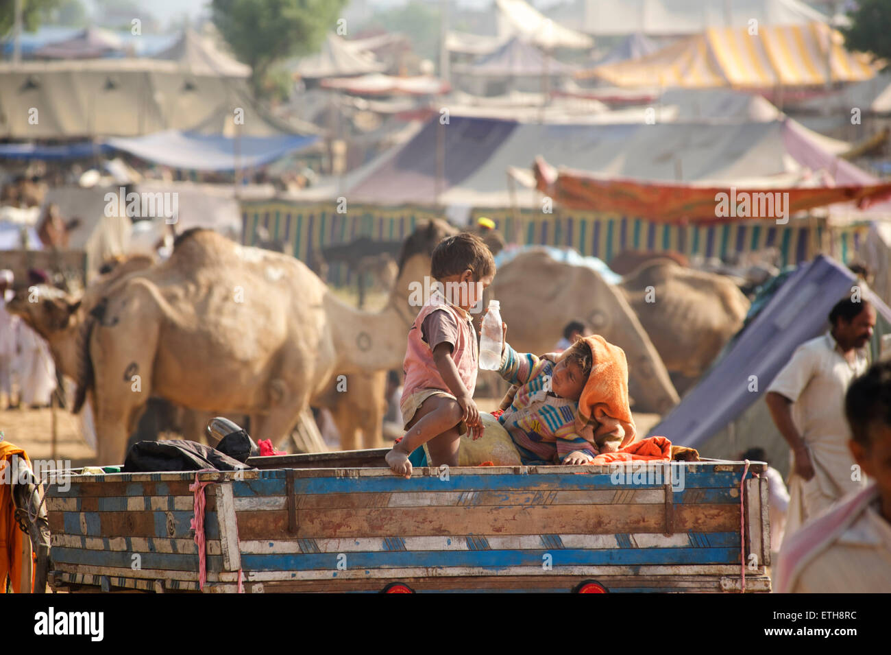 Children sharing water bottle hi-res stock photography and images - Alamy