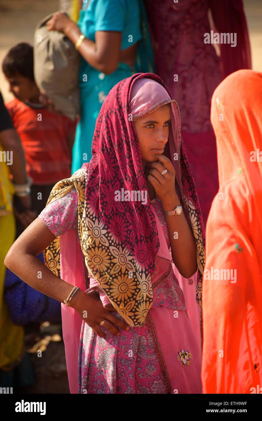Rajasthani woman in colourful sari, Pushkar, Rajasthan, India Stock ...