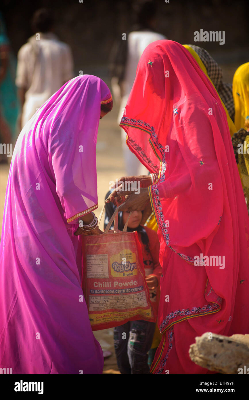 Rajasthani women in colourful saris, Pushkar, Rajasthan, India Stock ...