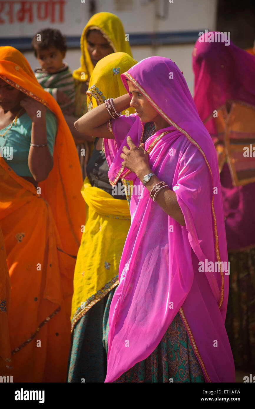 Rajasthani women in colourful saris, Pushkar, Rajasthan, India Stock ...