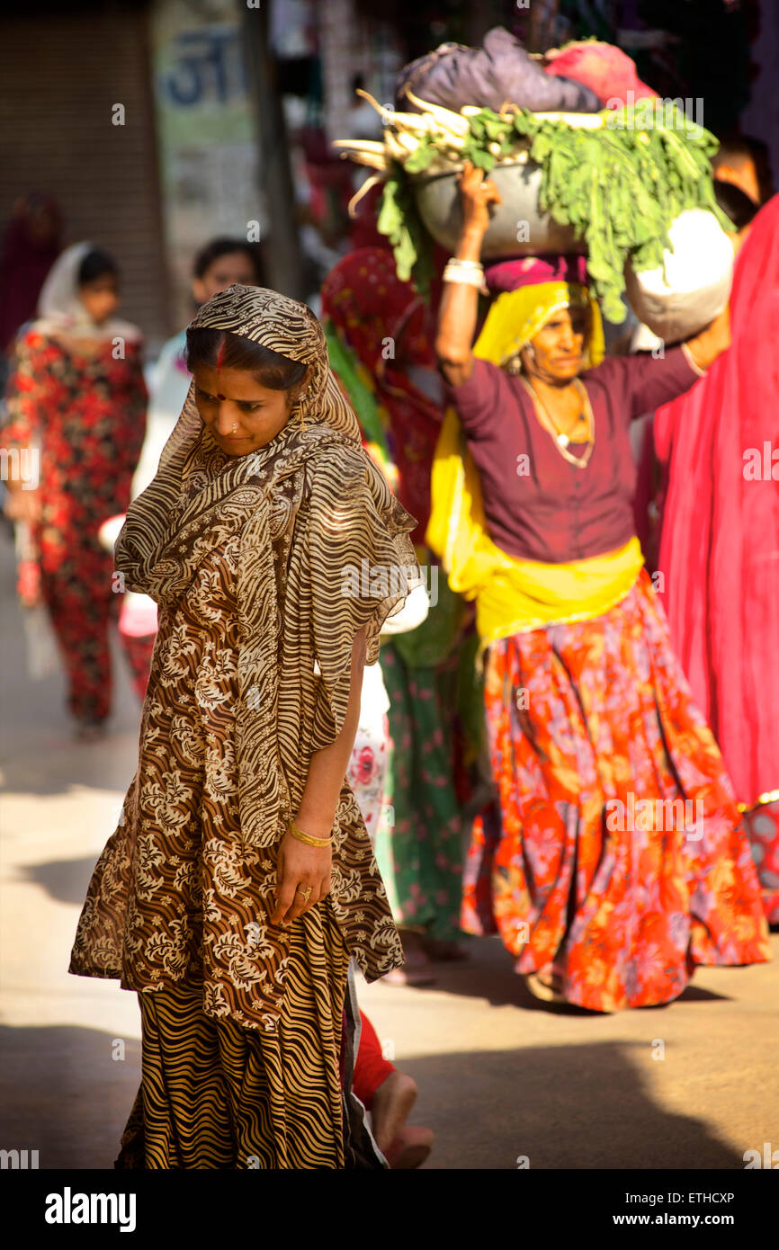 Indian women, Pushkar vegetable market, Pushkar, Rajasthan, India Stock ...
