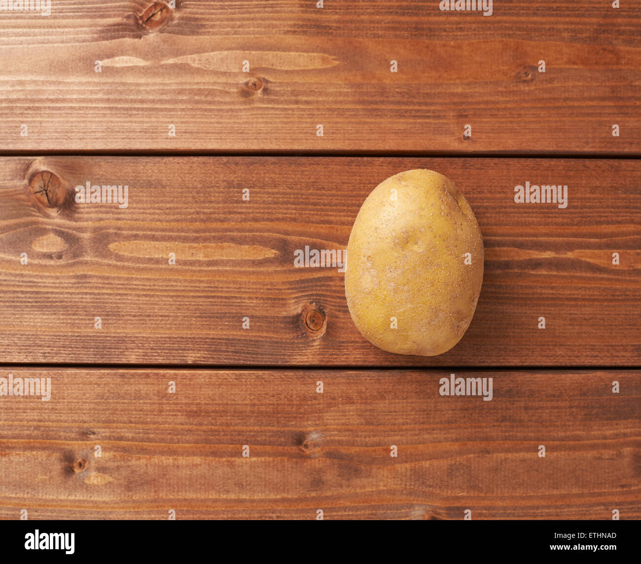 Single brown potato composition Stock Photo - Alamy