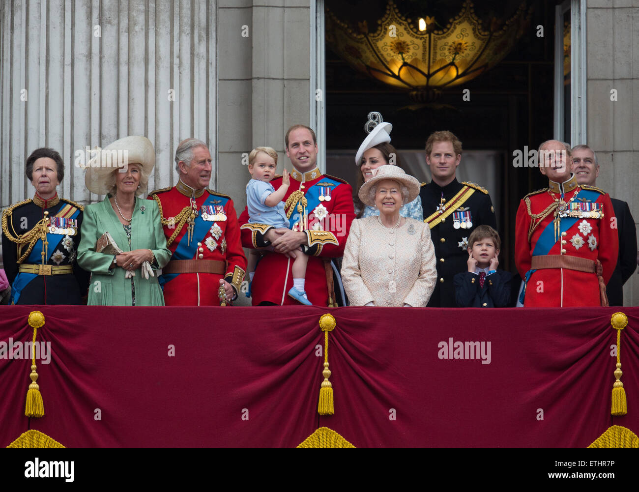 Prince George's first appearance on the balcony of Buckingham Palace ...