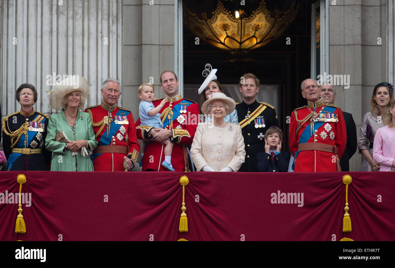 Prince George's first appearance on the balcony of Buckingham Palace ...