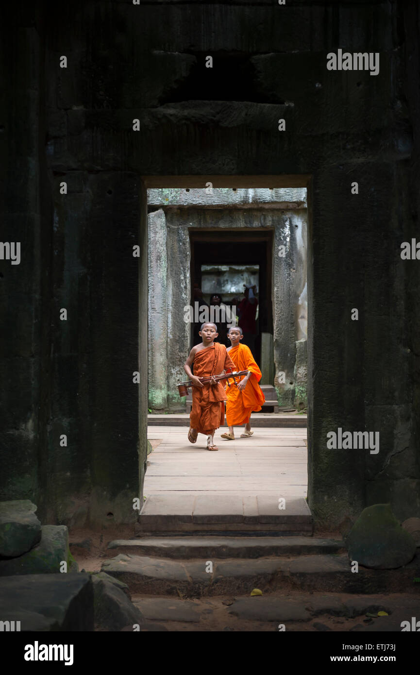 Old monk in orange robe hi-res stock photography and images - Alamy
