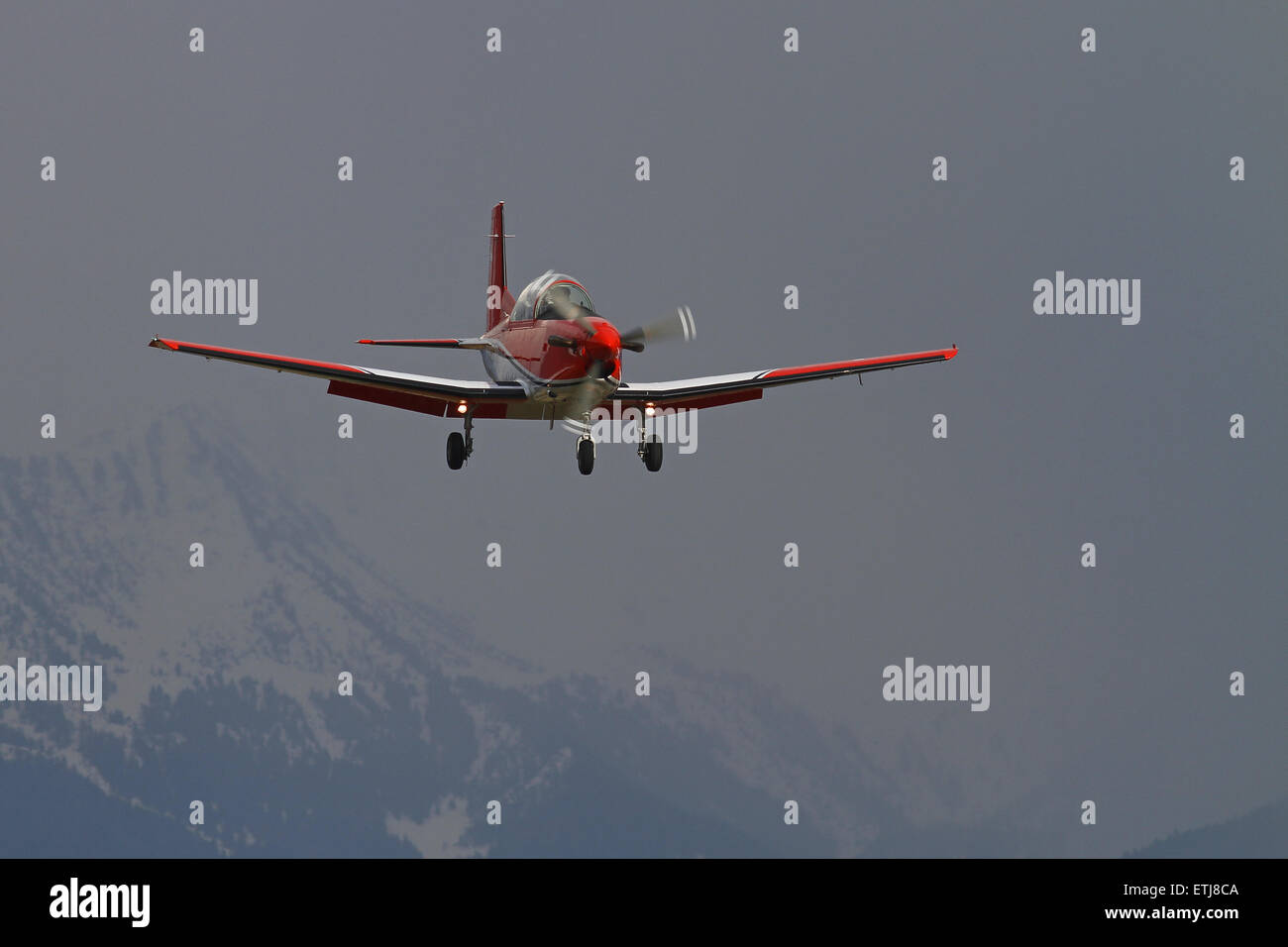 Descending airplane hi-res stock photography and images - Alamy