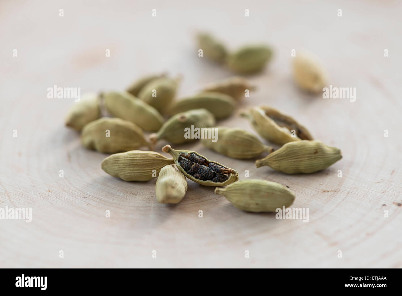 Cardamom pods - closeup with selective focus Stock Photo - Alamy