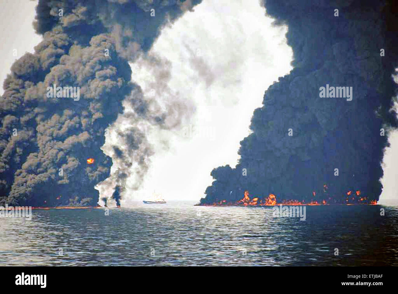 Deepwater horizon explosion 2010 hi-res stock photography and images ...