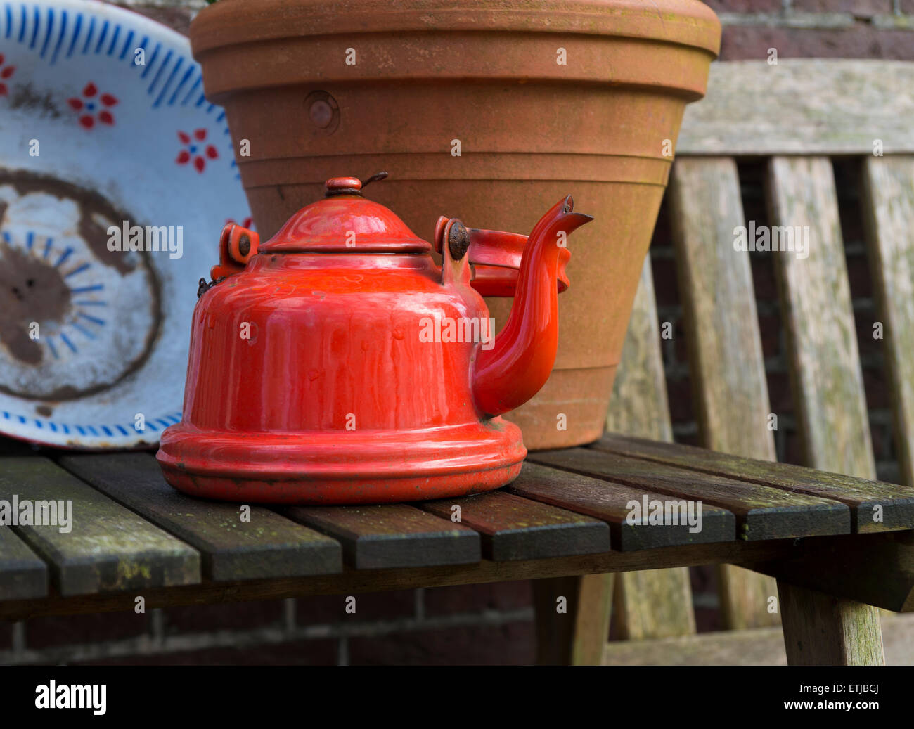 Red kettle hi-res stock photography and images - Alamy