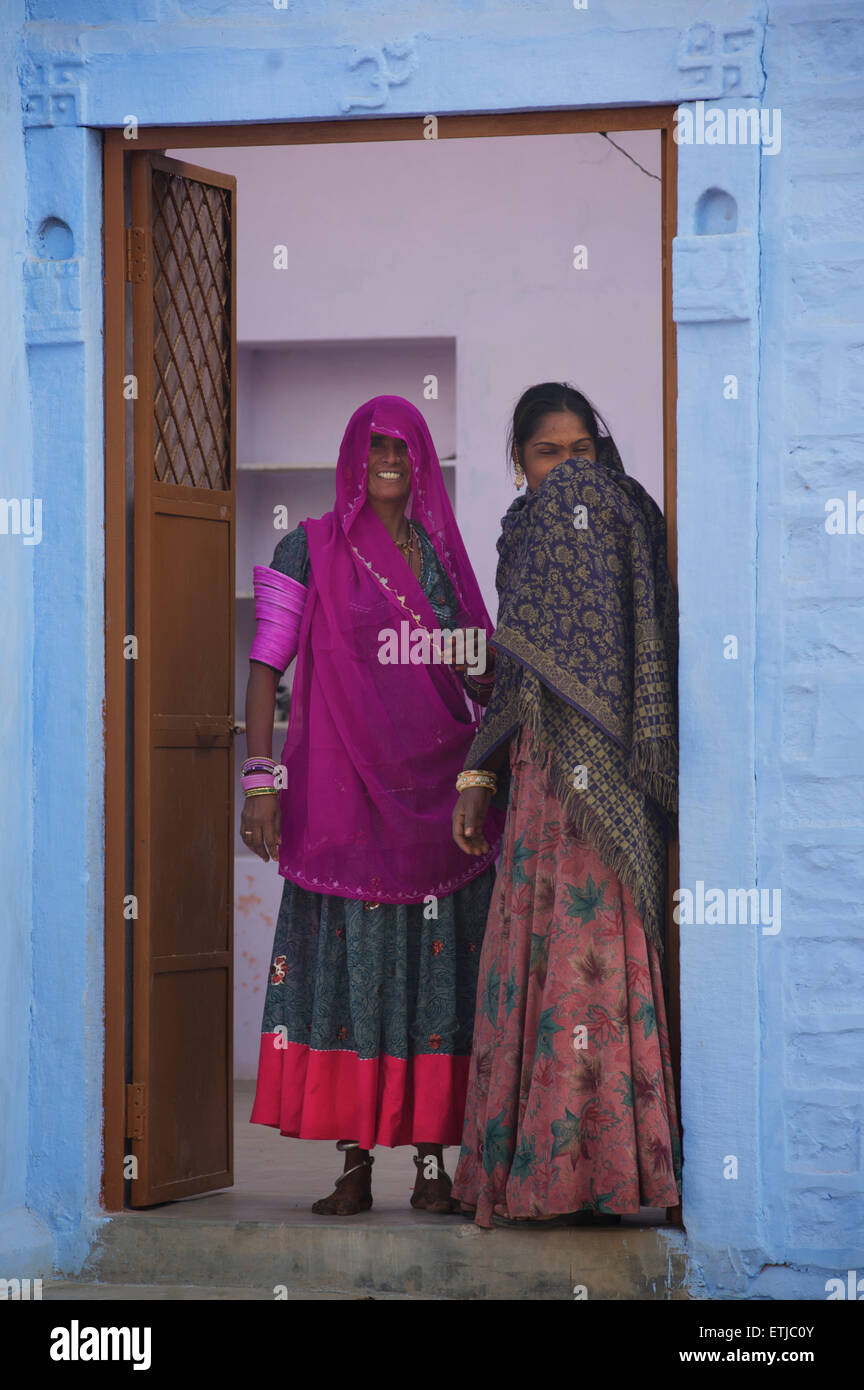 Indian women in colourful saris hi-res stock photography and images - Alamy