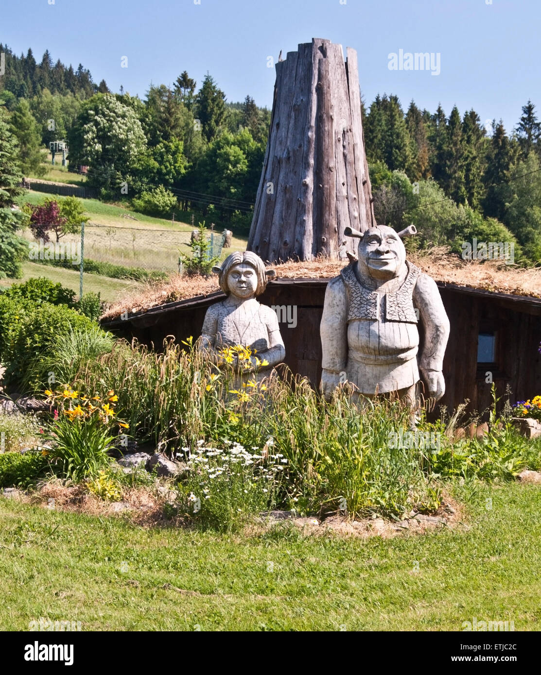 sculpture of Shrek and Fiona Stock Photo - Alamy