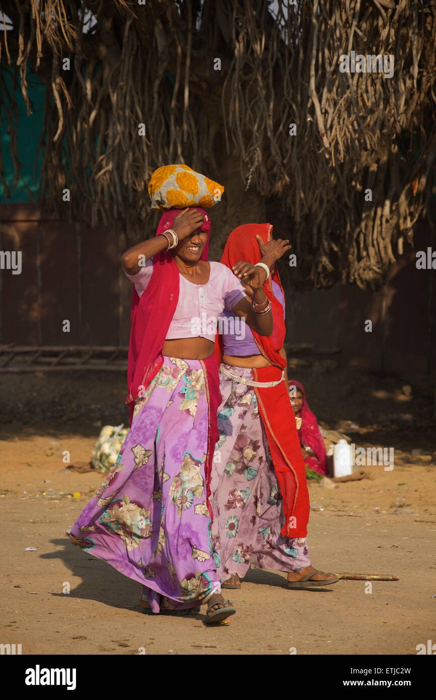 Indian women in colourful saris, Pushkar, Rajasthan, India Stock Photo ...