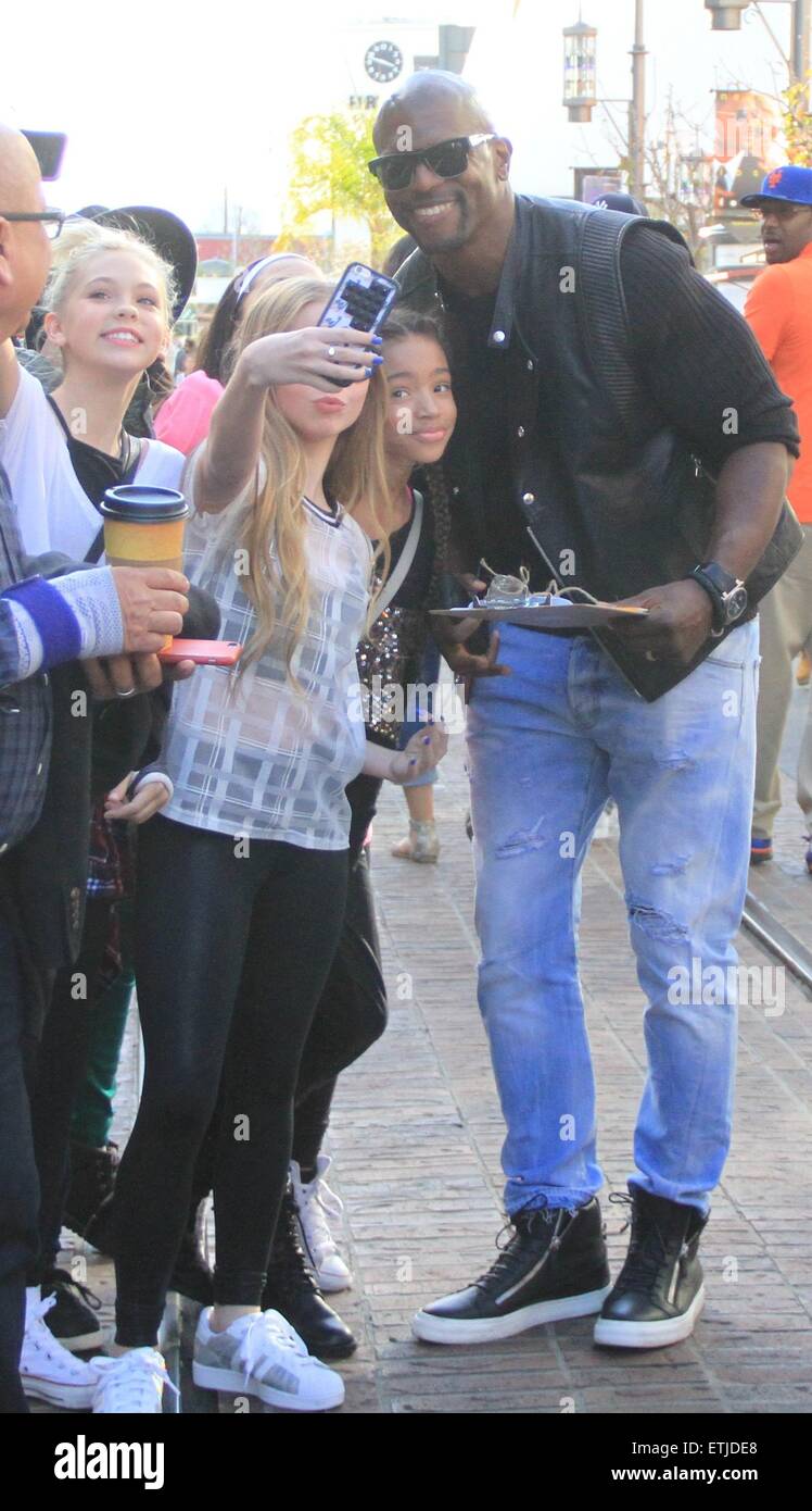 Terry Crews signs autographs and poses with fans while out shopping at ...