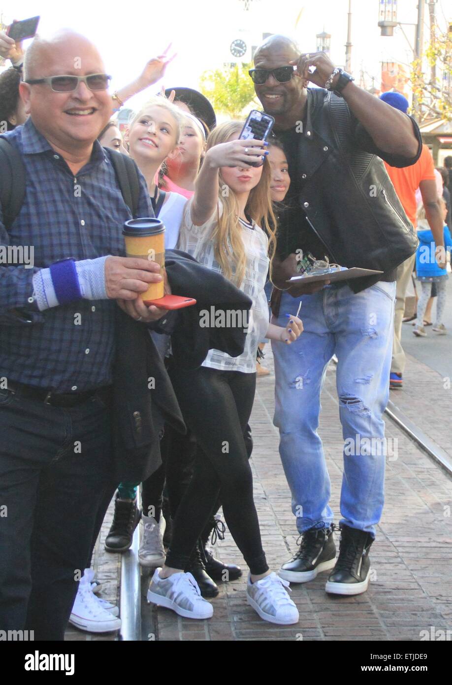 Terry Crews signs autographs and poses with fans while out shopping at ...