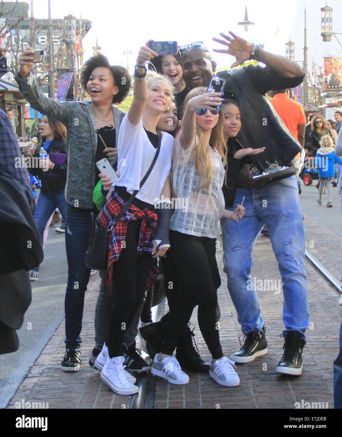 Terry Crews signs autographs and poses with fans while out shopping at ...
