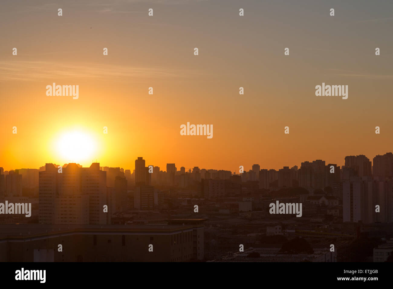 Sao Paulo, Brazil. 14th June, 2015. Sunrise with rays of sunshine ...