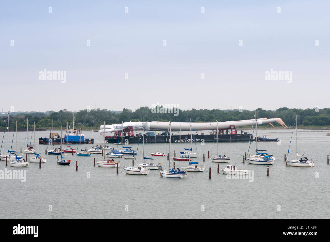 Free standing masts hi-res stock photography and images - Alamy