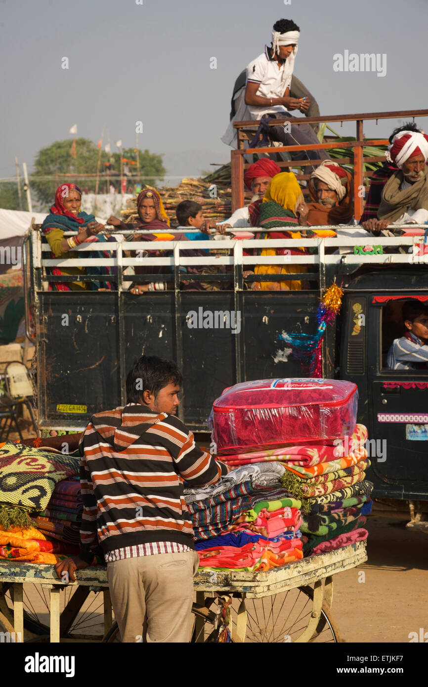 Indian textile vendor selling blankets, Pushkar, Rajasthan, India Stock ...