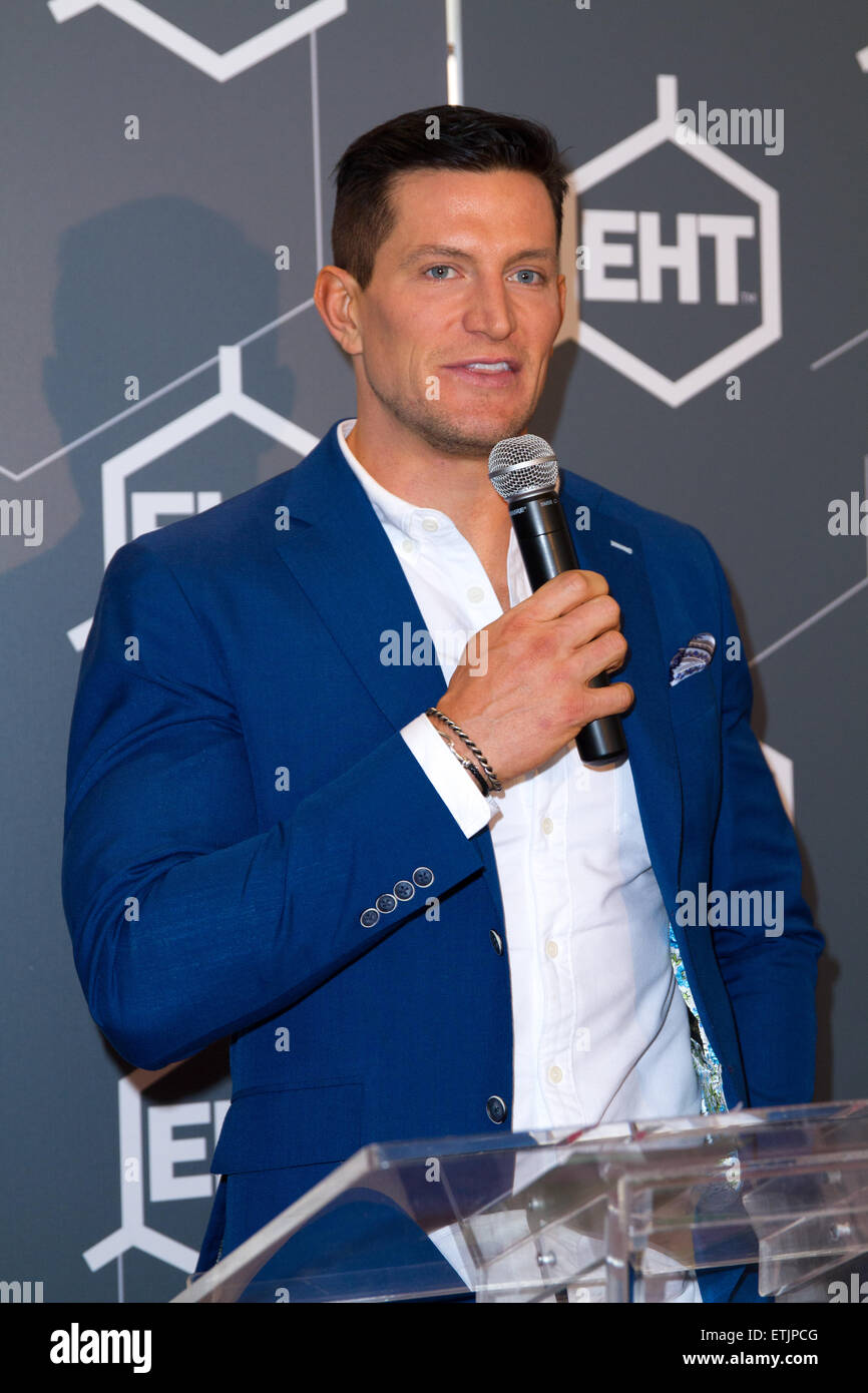 Fomer NFL player Sidney Rice and NY Giants player Steve Weatherford ...