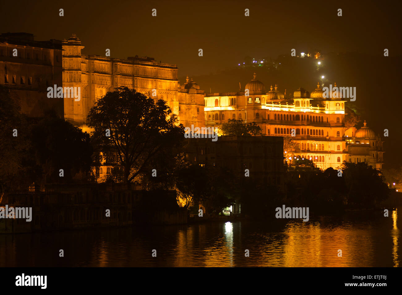 Night view across part of Lake Pichola to the City Palace, Udaipur ...
