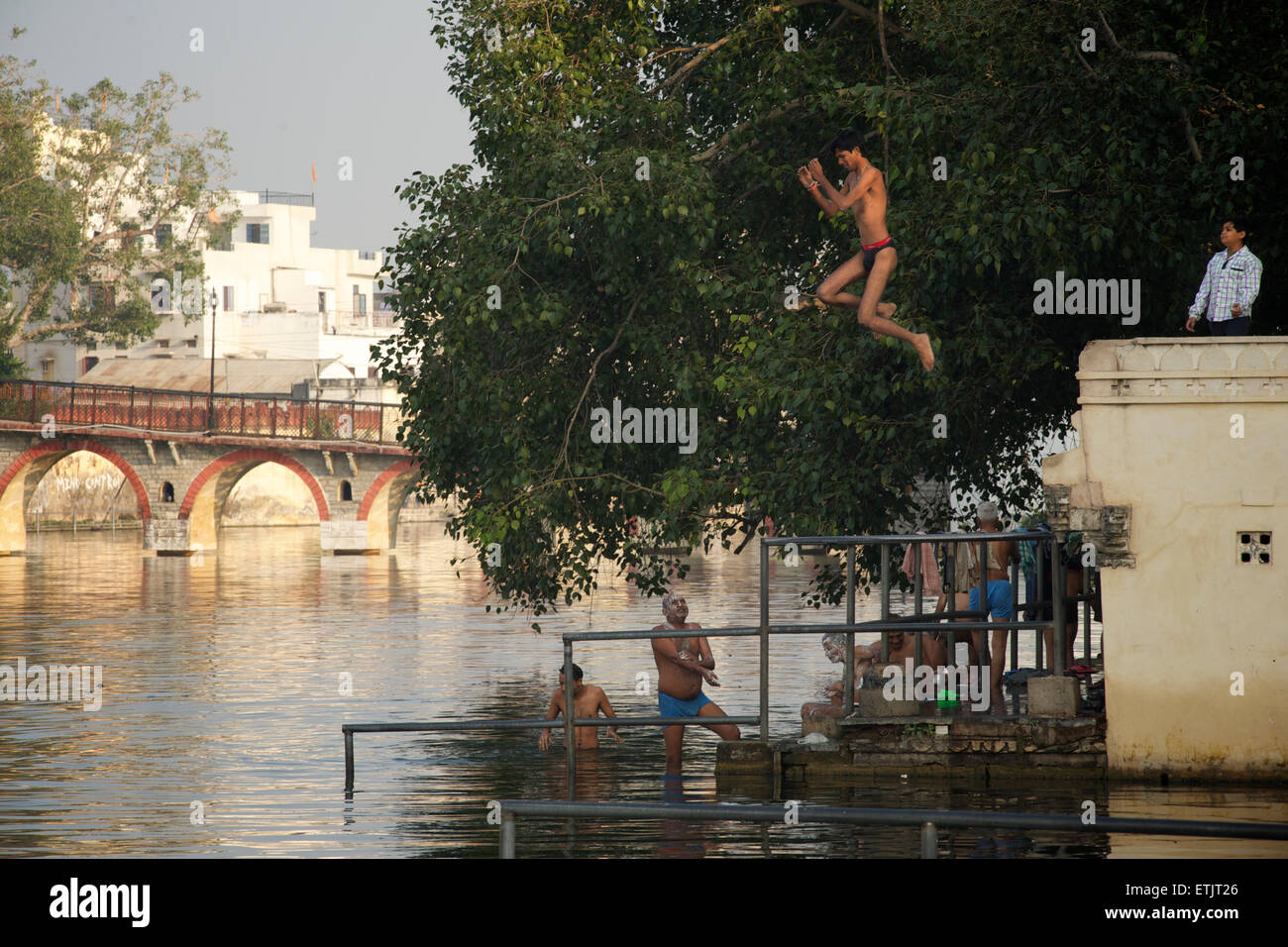 Bathing in Lake Pichola, Udaipur, Rajasthan, India Stock Photo - Alamy