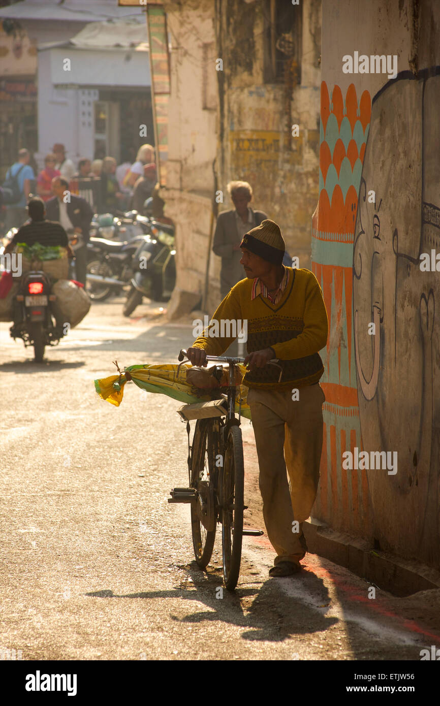 Indian man street scene on bicycle hi-res stock photography and images ...