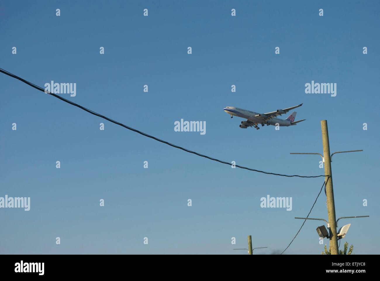 plane descending at vancouver airport Stock Photo - Alamy