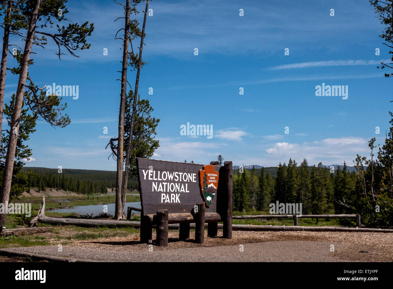Signage at the entrance to Yellowstone National Park Stock Photo - Alamy