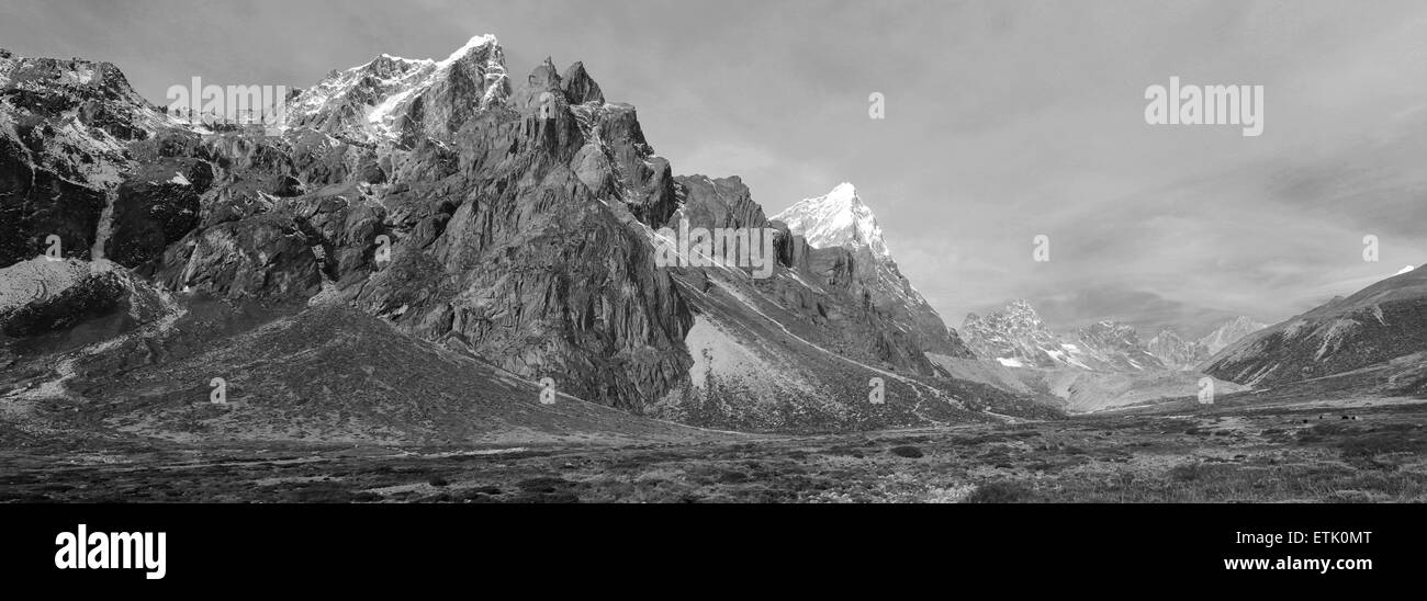 Pass of Pheriche, near Pheriche village, Everest base camp trek, UNESCO ...